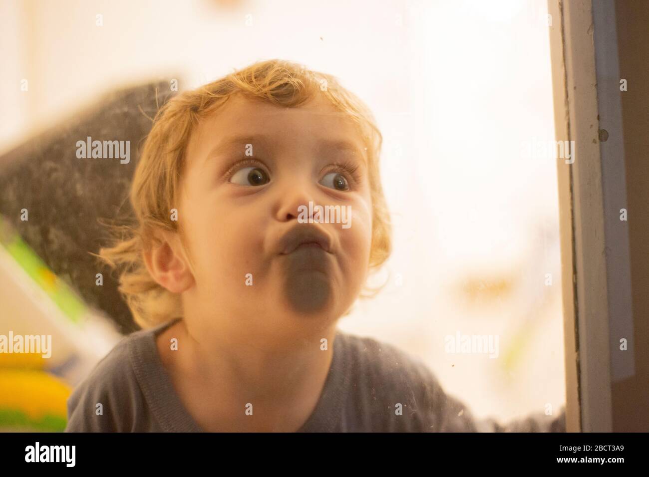 Covid social distance family hi-res stock photography and images - Alamy