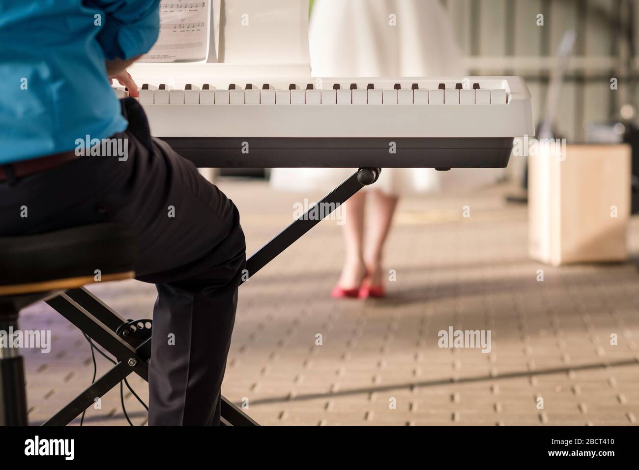 Entertainer at wedding hi-res stock photography and images - Alamy