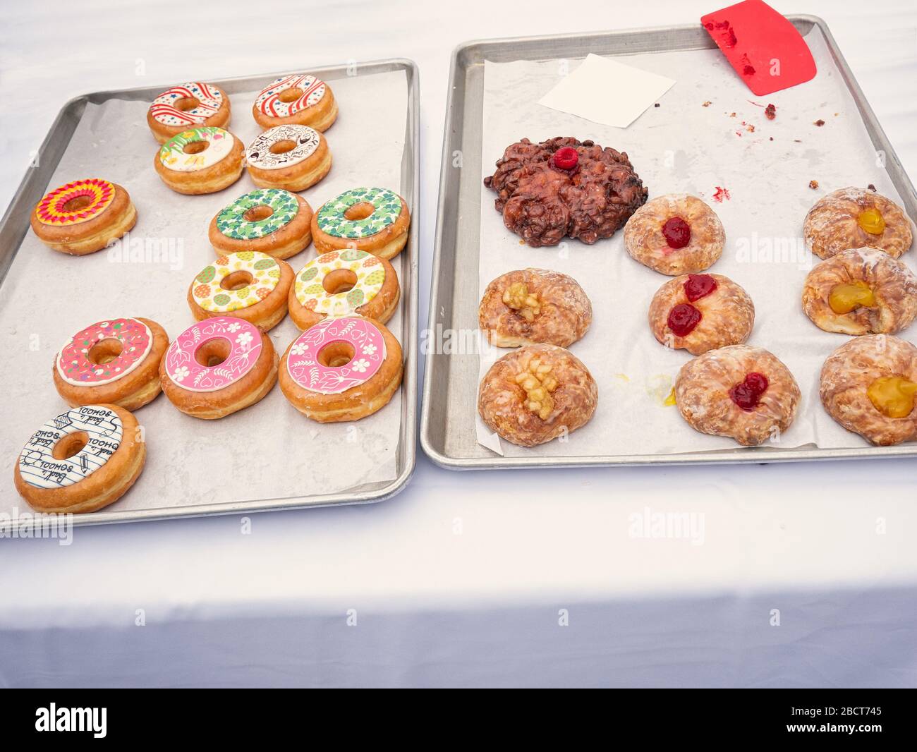Tray doughnuts hi-res stock photography and images - Alamy