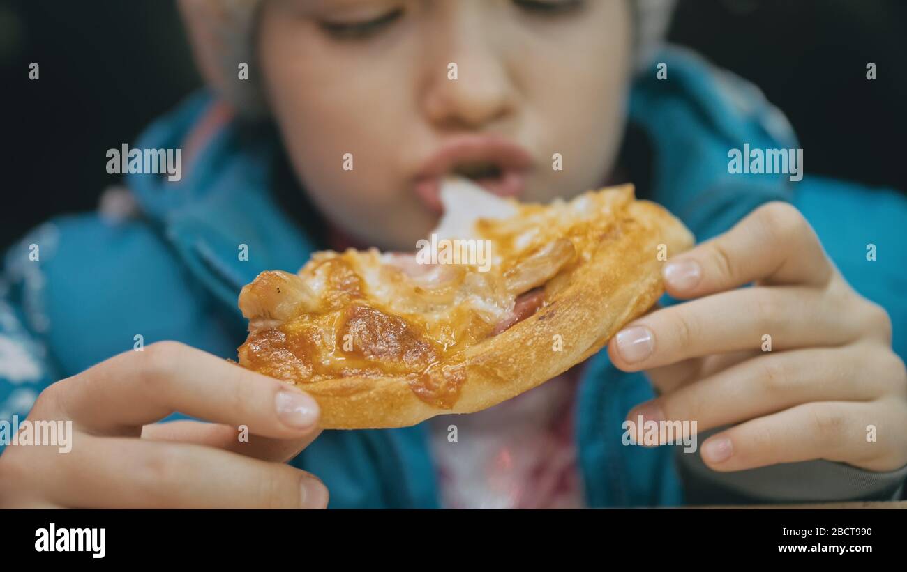 Man chewing mouth open hi-res stock photography and images - Alamy