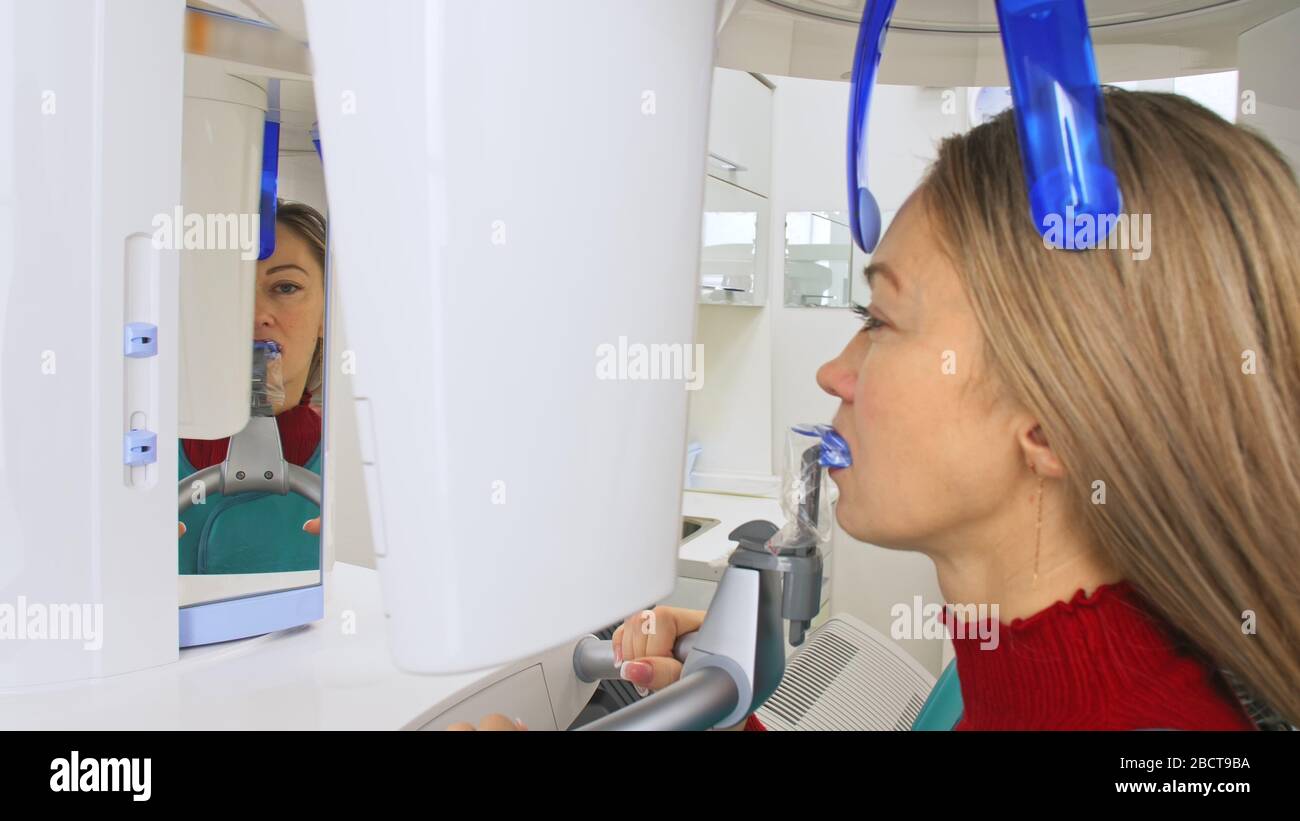 Doctor to take a image 3dx-ray machine 3d digital scanner tomography of ...