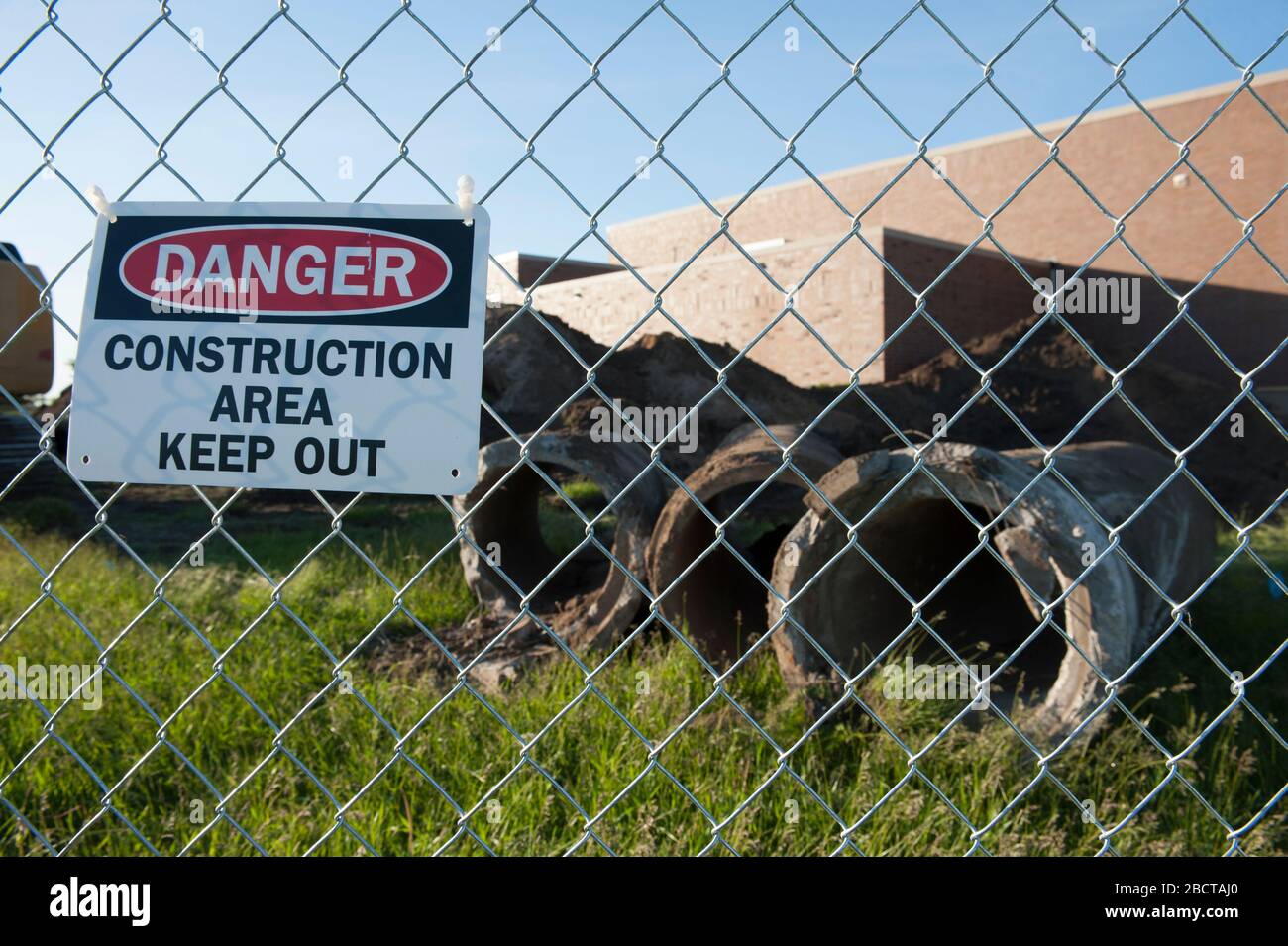 danger sign on chainlink fence Stock Photo - Alamy