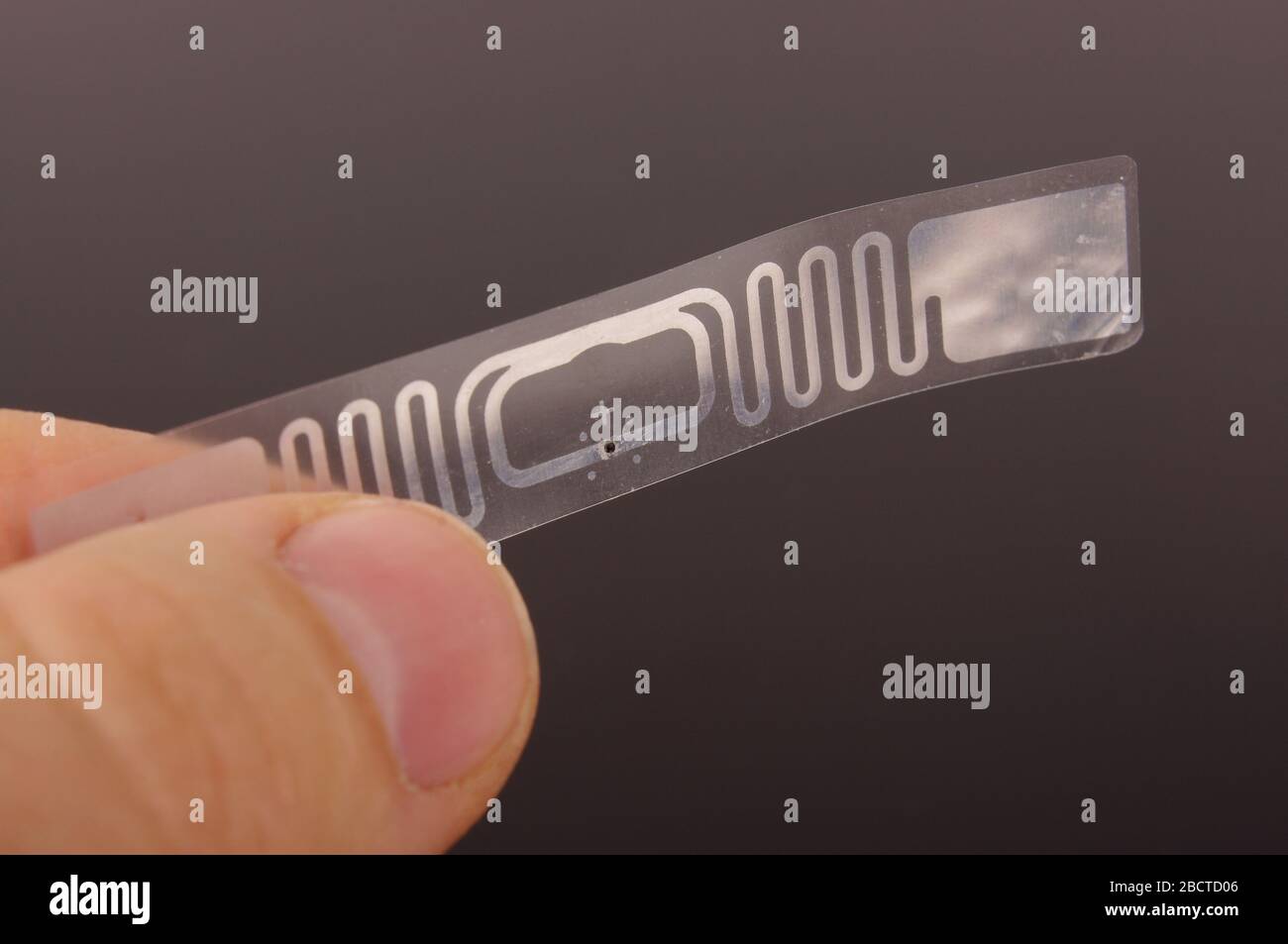 Radio frequency identification transponder with antenna high integrated ...