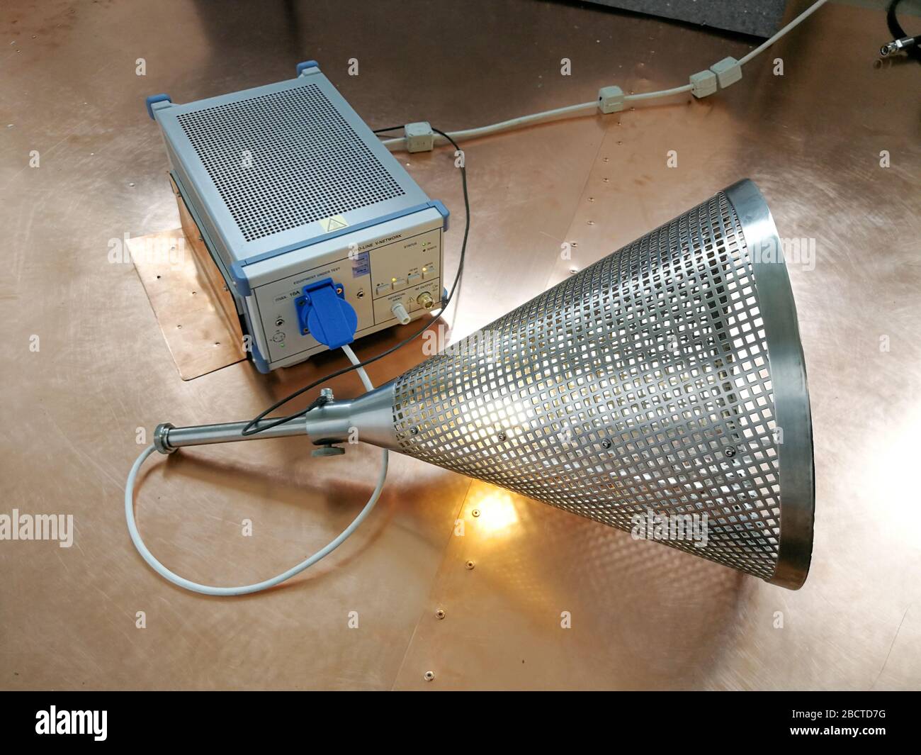 Special equipment for fluorescent lamp EMC testing according CISPR 15 ...