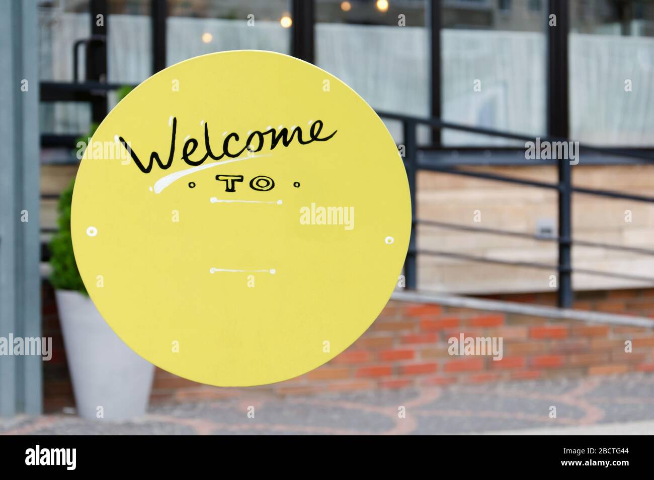 retro outdoor yellow sign Welcome to with copy space Stock Photo - Alamy
