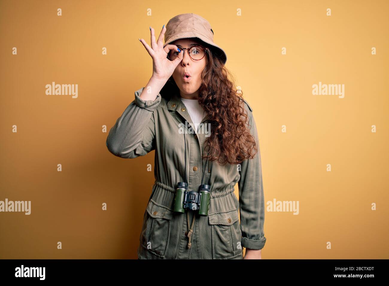 Young beautiful tourist woman on vacation wearing explorer hat and ...