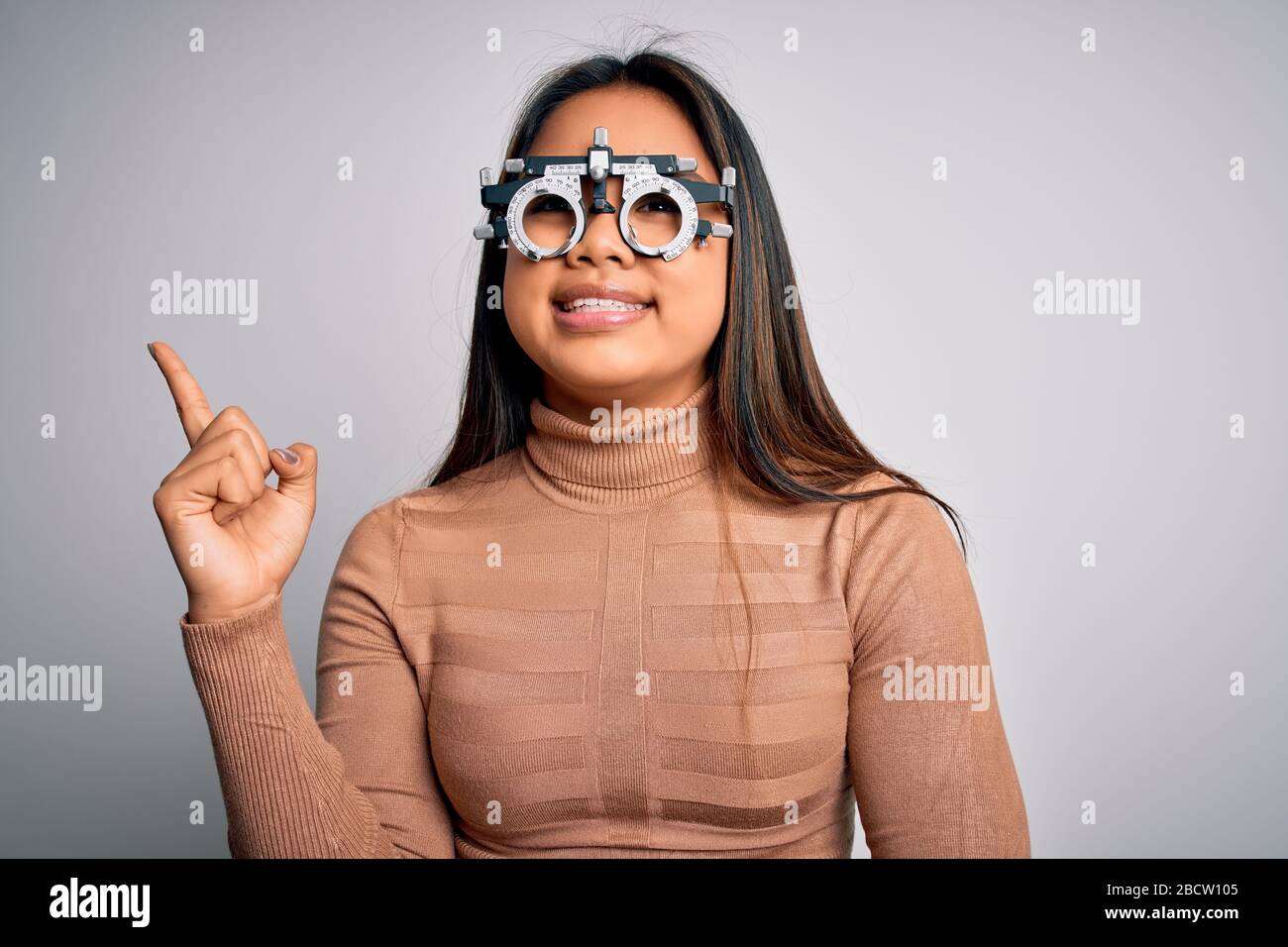 Young asian optical girl controlling eyesight using optometry glasses ...