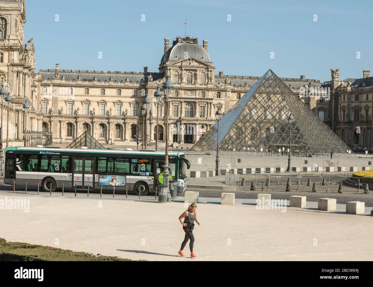 Bus pyramide louvre hi-res stock photography and images - Alamy