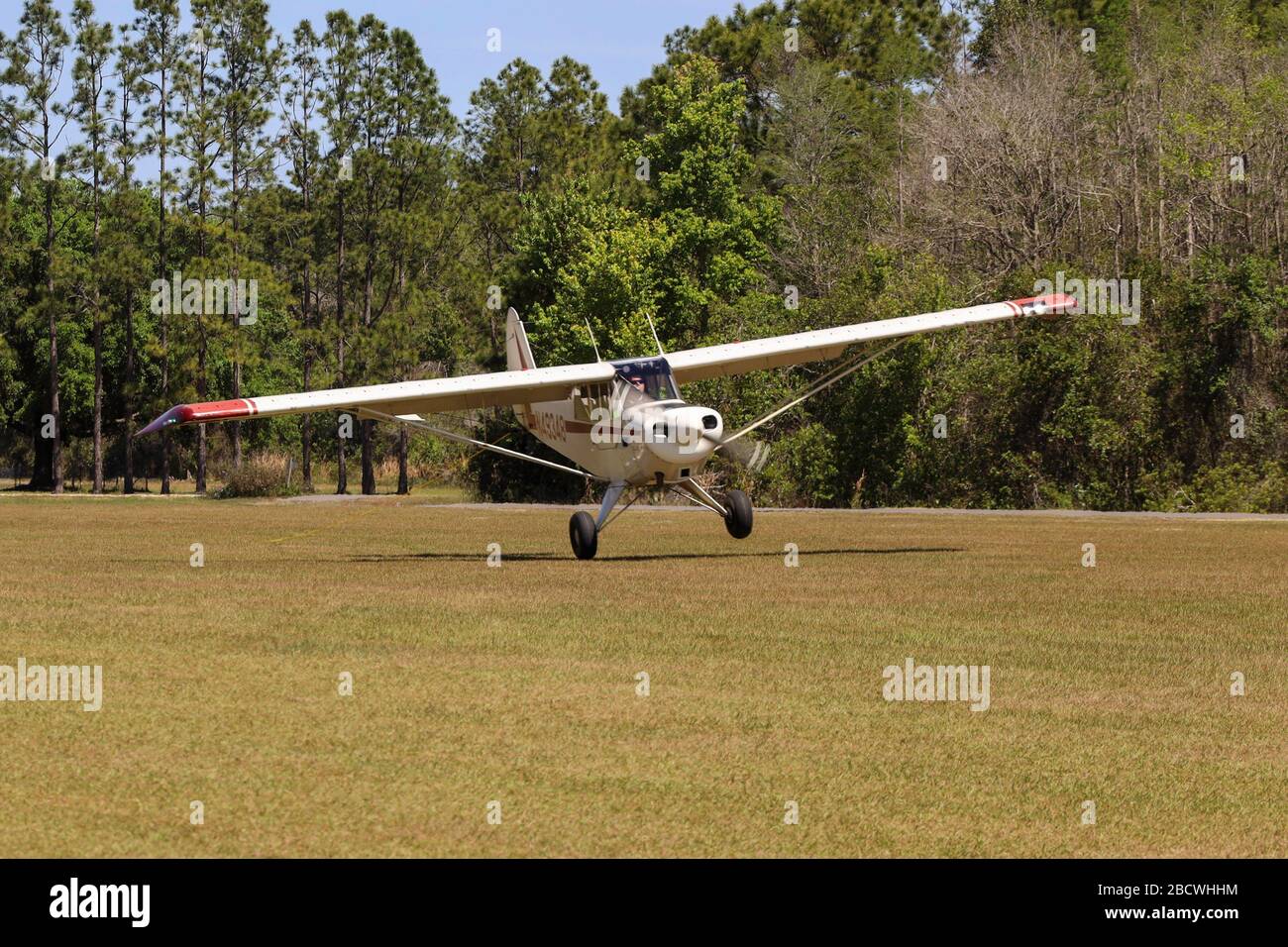Tractor aircraft landing after lowing a glider aloft Stock Photo - Alamy