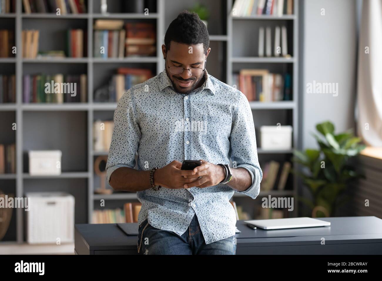 Busy texting hi-res stock photography and images - Alamy
