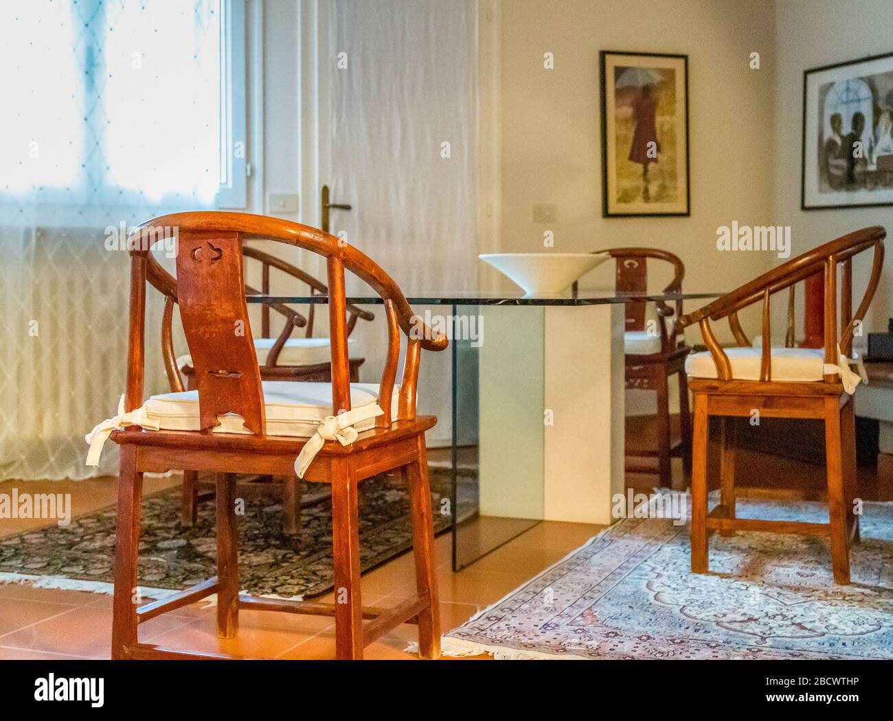 Cozy lounge chairs table hi-res stock photography and images - Alamy