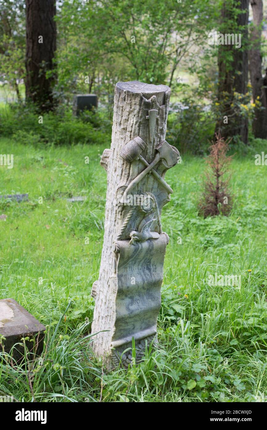 A tree stump monument for a member of the Woodmen of the World in the ...