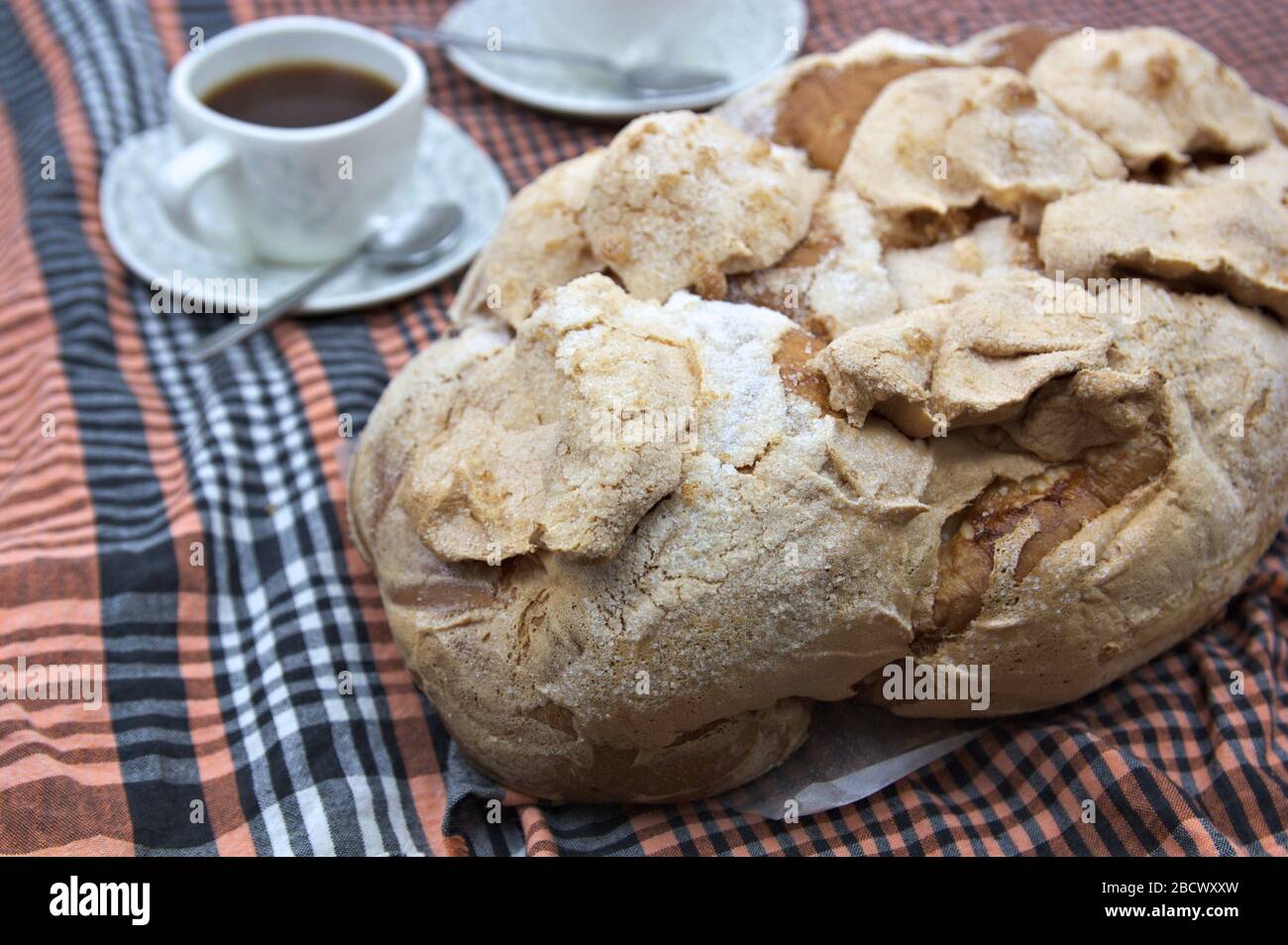 Mona traditional spanish cake egg hi-res stock photography and images ...