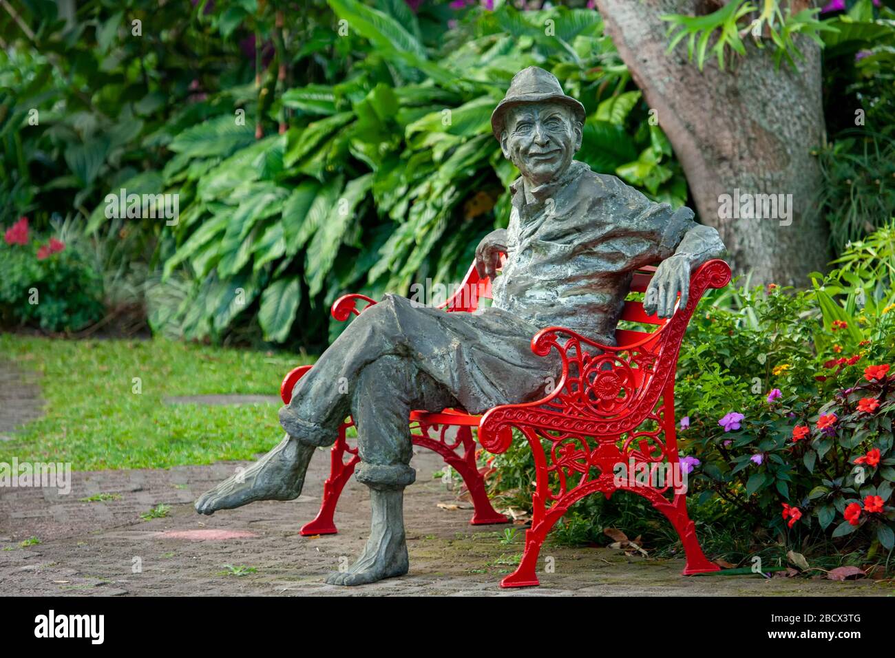Statue man sitting on bench hi-res stock photography and images - Alamy