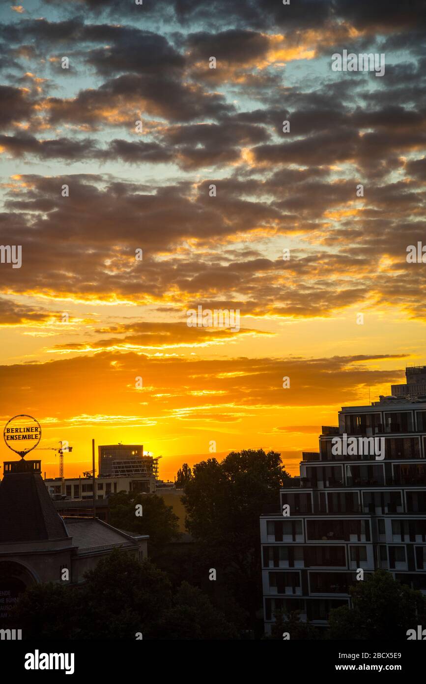 Setting sun Bathes the City of berlin in a golden light Stock Photo - Alamy