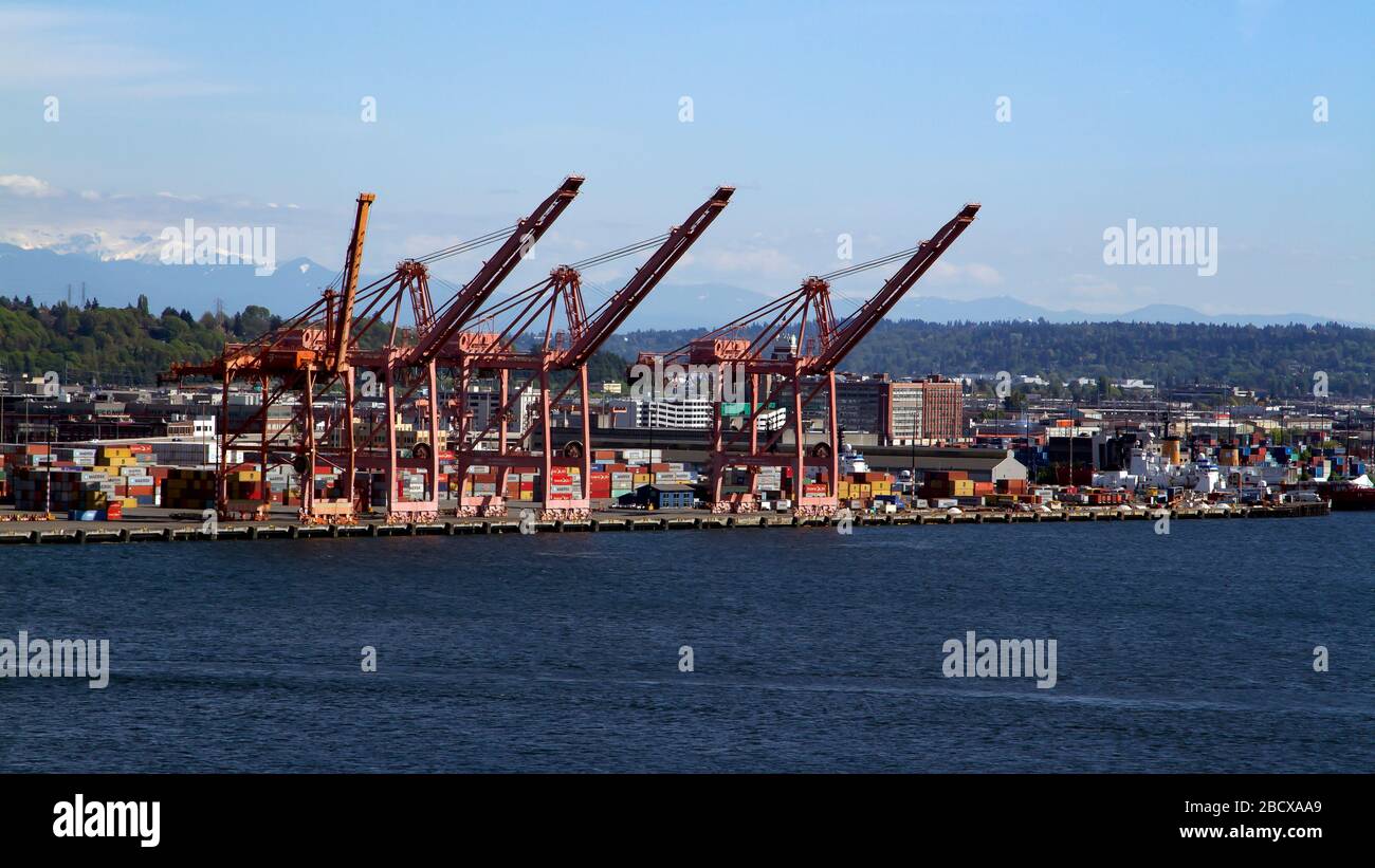 Seattle cranes container hi-res stock photography and images - Alamy
