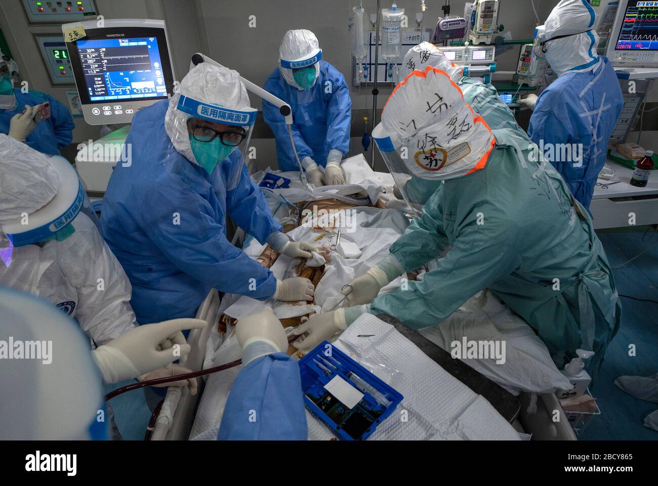 Wuhan, China's Hubei Province. 5th Apr, 2020. Medical staff take off ...
