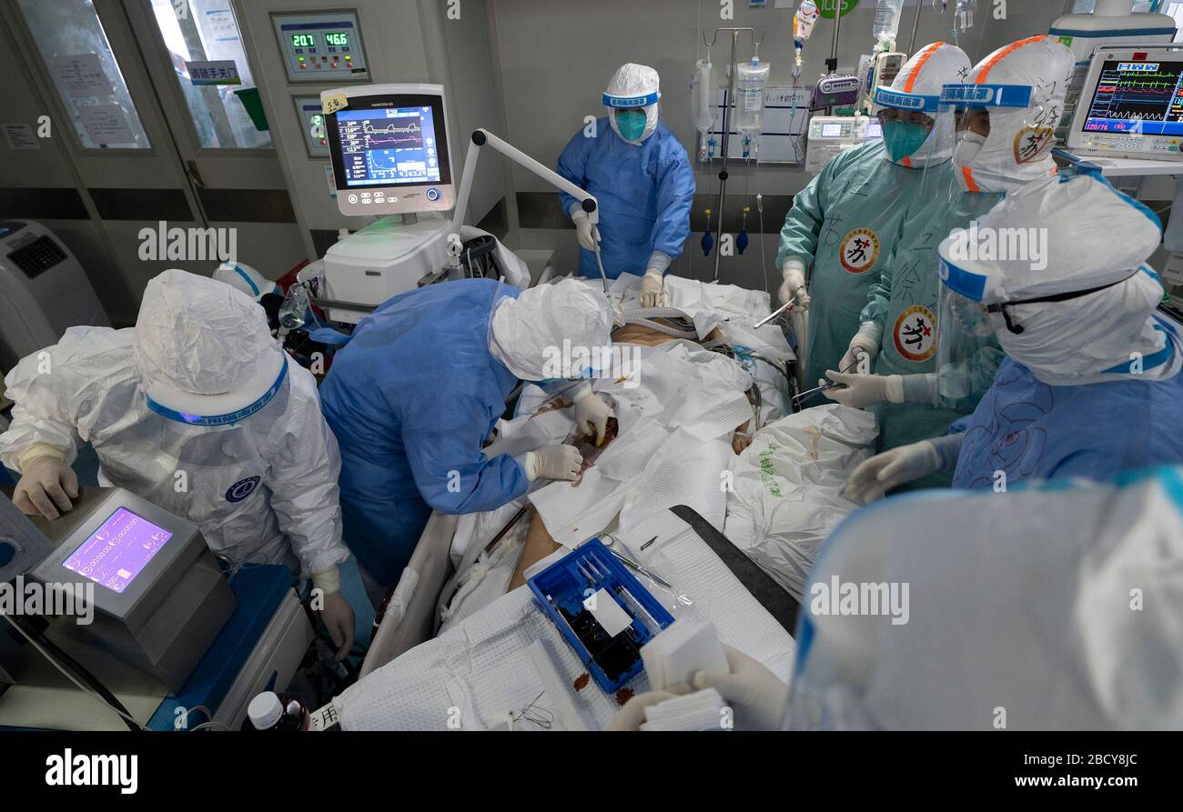 Wuhan, China's Hubei Province. 5th Apr, 2020. Medical staff take off ...
