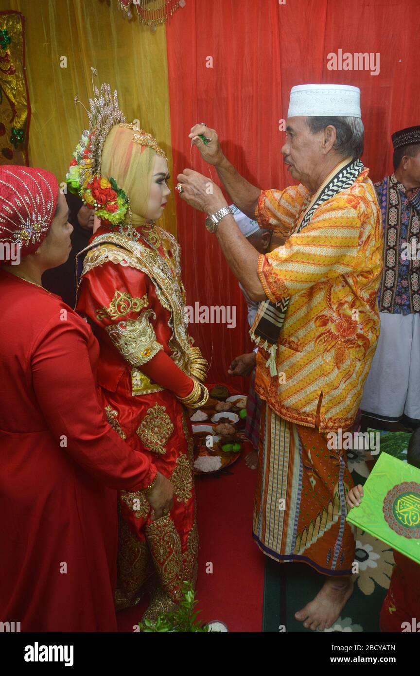 TARAKAN - INDONESIA, 4 APRIL 2018 : "Mappacci" the traditional wedding ...