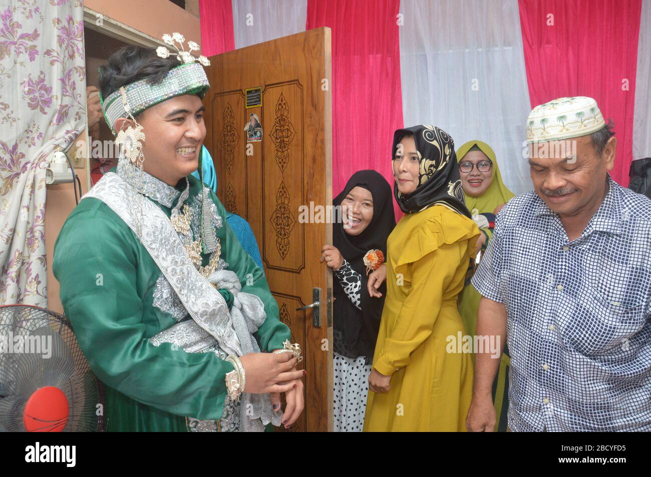 Bugis costume hi-res stock photography and images - Alamy