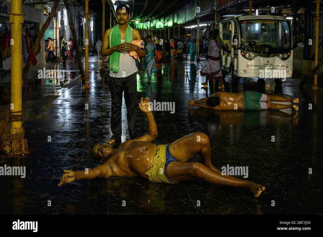 Pilgrims rolling in worship in Tiruchendur Murugan Temple, Tiruchendur ...
