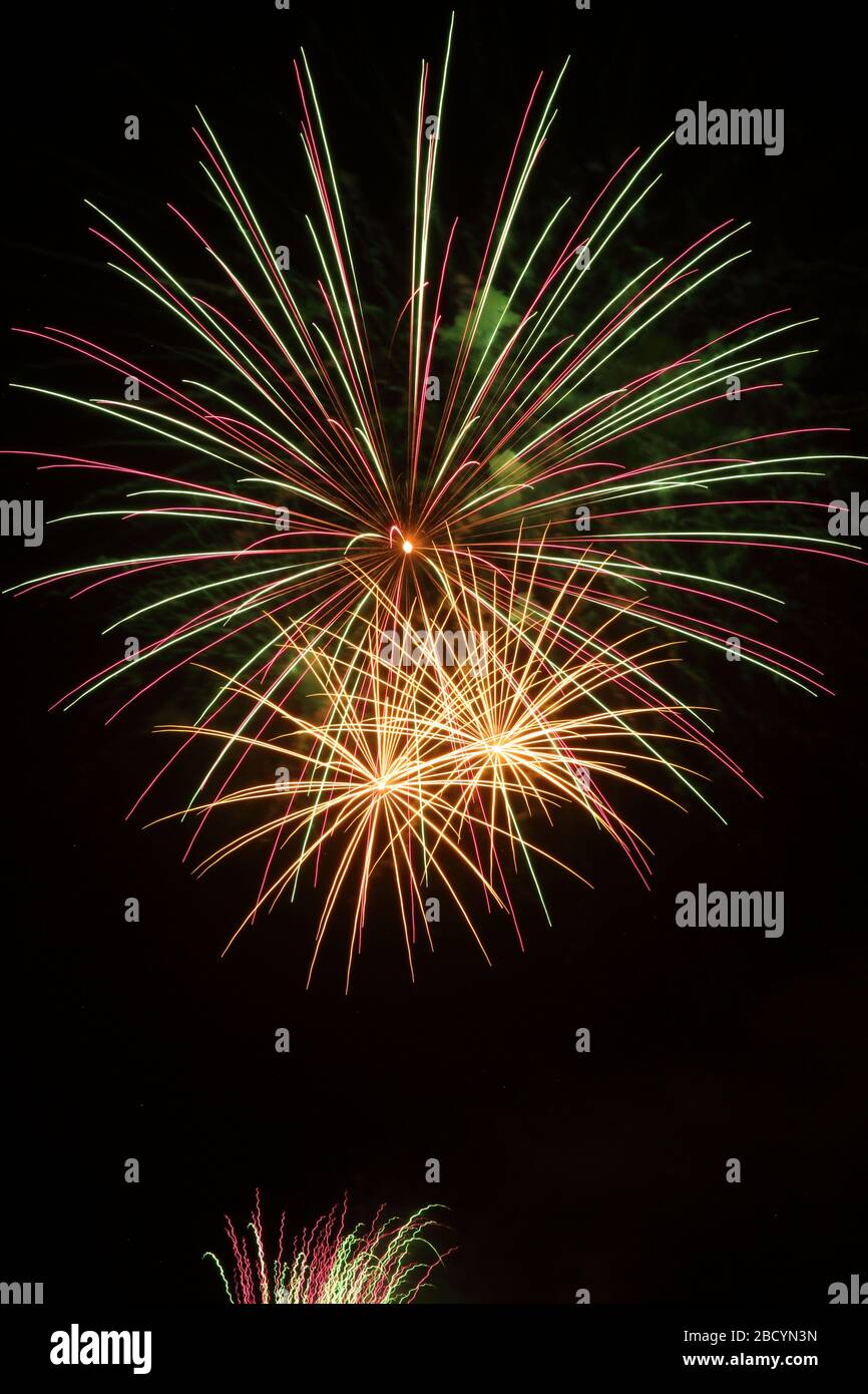 Gold fireworks hi-res stock photography and images - Alamy