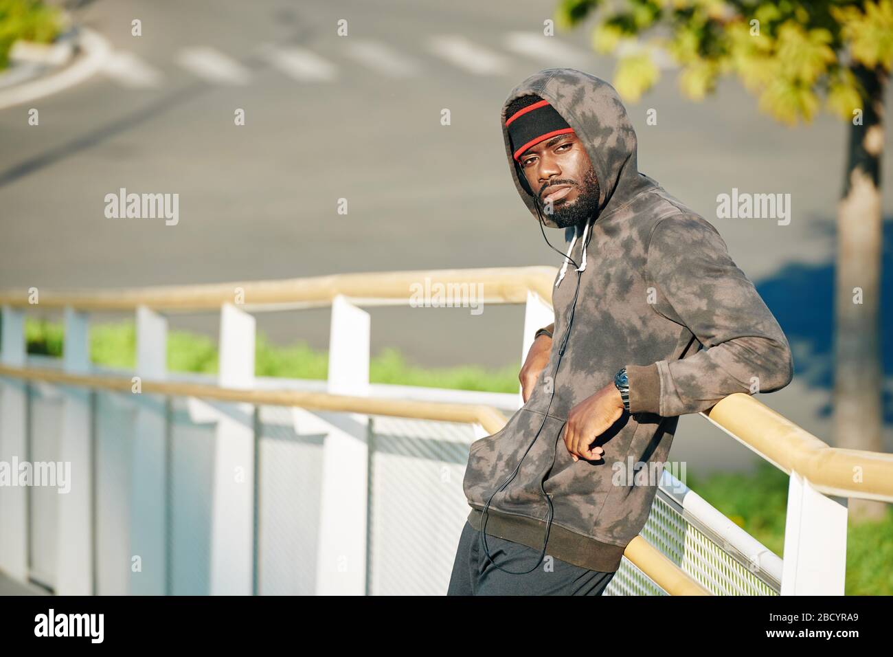 Man leaning on railing hi-res stock photography and images - Alamy