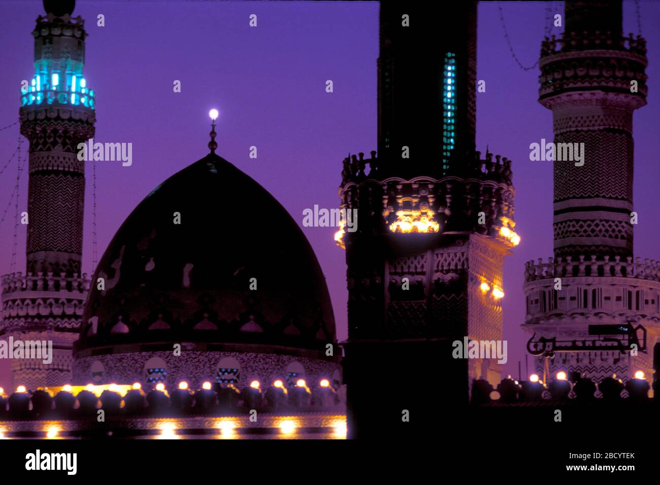 Kuwait Mosque lit up for Eid ul Fitr festival Stock Photo - Alamy
