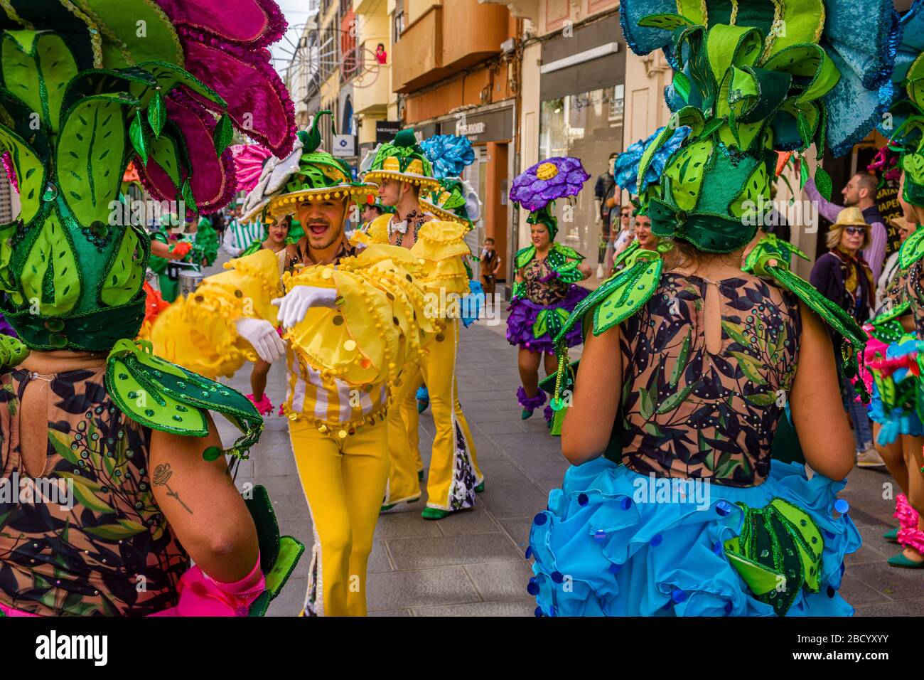 Brazilian carnival dancer in costume hi-res stock photography and ...