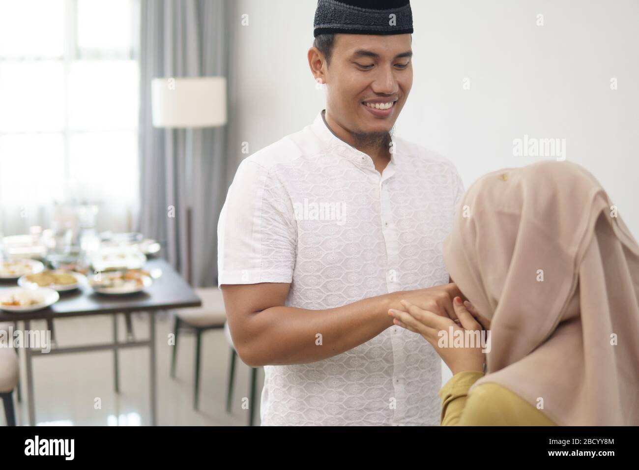 Muslim shake hand hi-res stock photography and images - Alamy