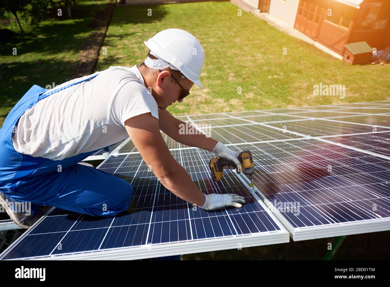 Construction worker using light hi-res stock photography and images - Alamy