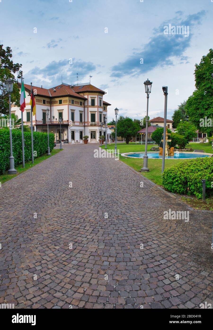Long Driveway High Resolution Stock Photography and Images - Alamy