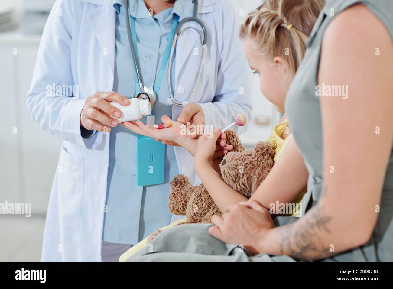 Doctor giving patient lollipop hi-res stock photography and images - Alamy