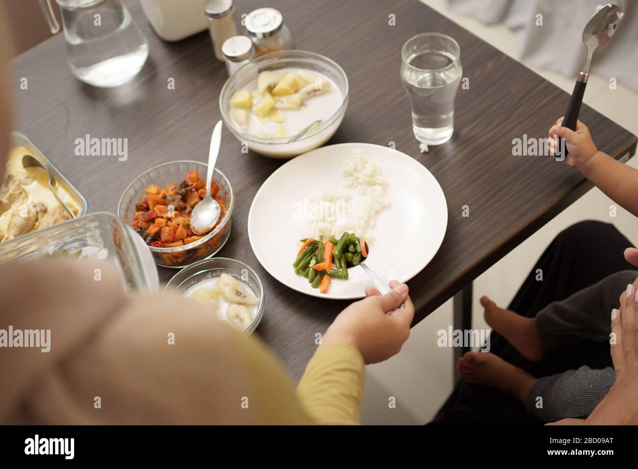 Muslim family ramadan breakfast hi-res stock photography and images - Alamy