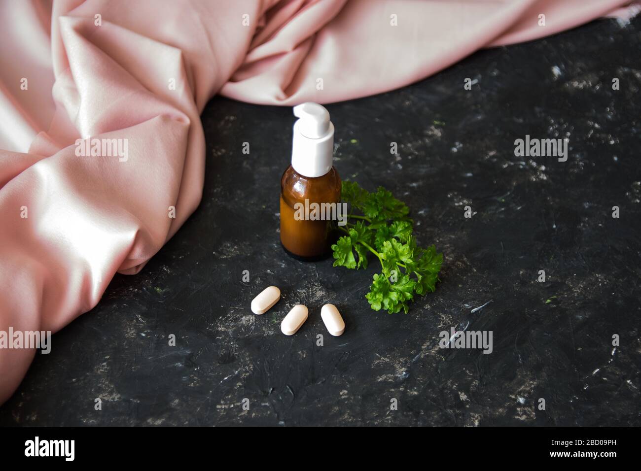 Green tablets medical bottle hi-res stock photography and images - Alamy
