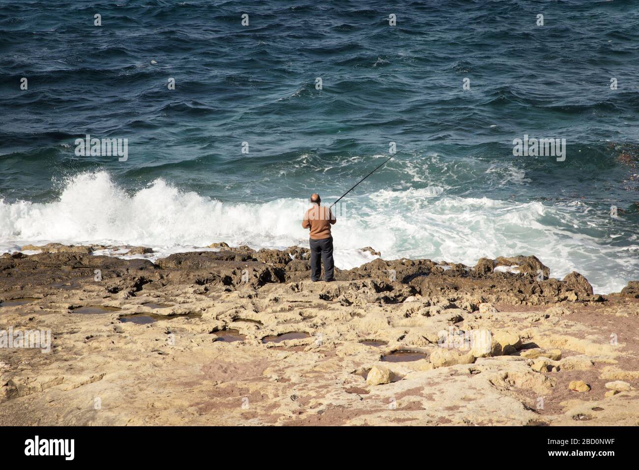 Back view man facing ocean hi-res stock photography and images - Alamy