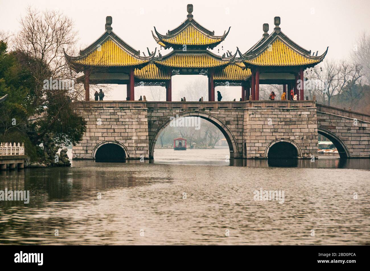 Five Pavilion Bridge in Yangzhou’s famous Slender West Lake park Stock ...