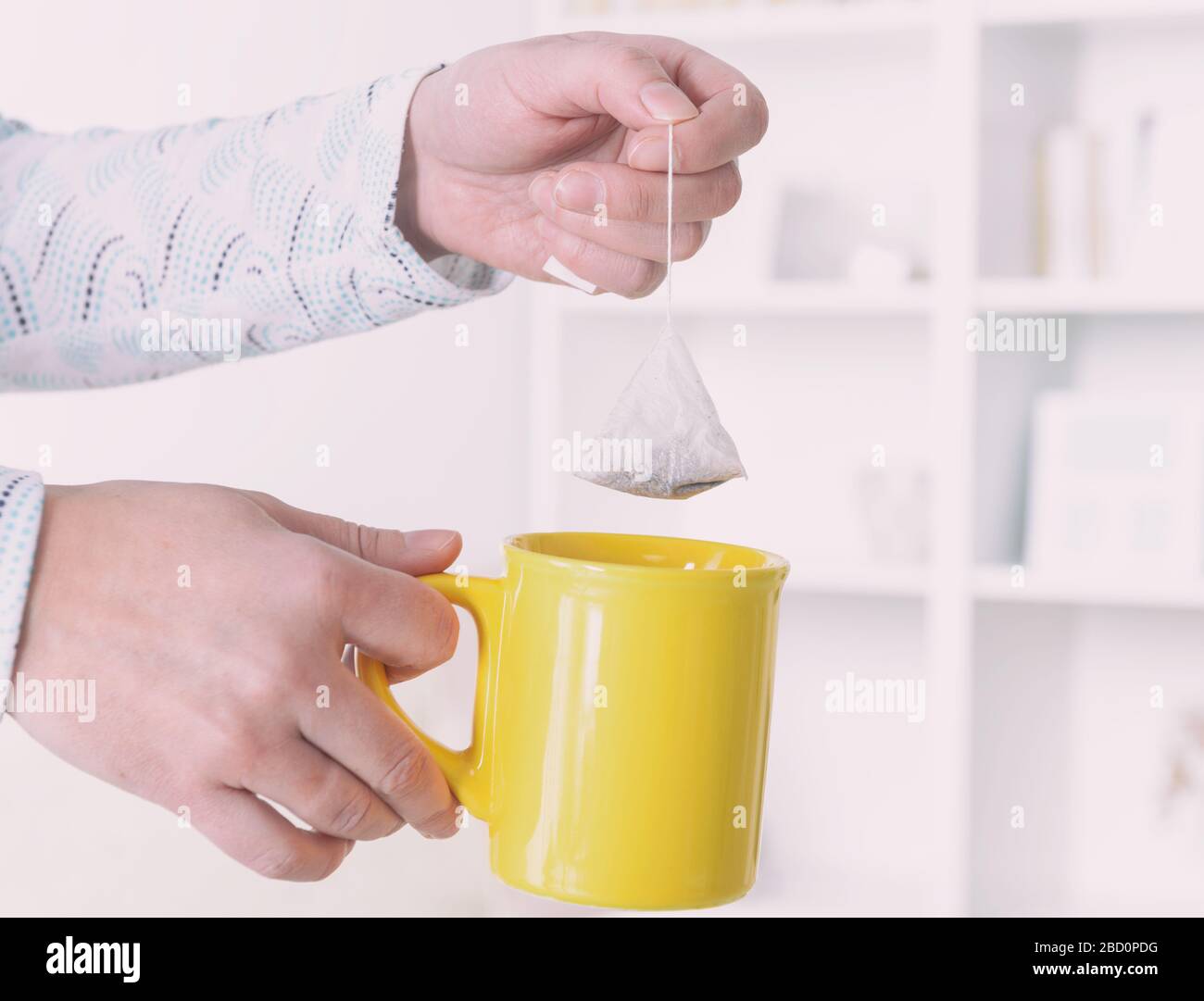 Mug in hand hi-res stock photography and images - Alamy