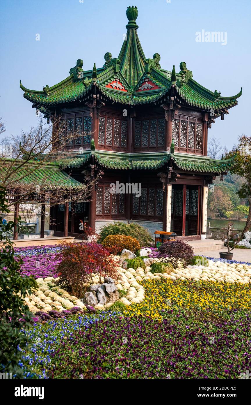 Old building in Yangzhou’s Slender West Lake Park, Jiangsu Province ...