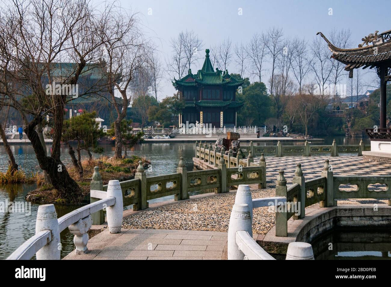 Traditional looking buildings and walkways in Yangzhou’s famous Slender ...