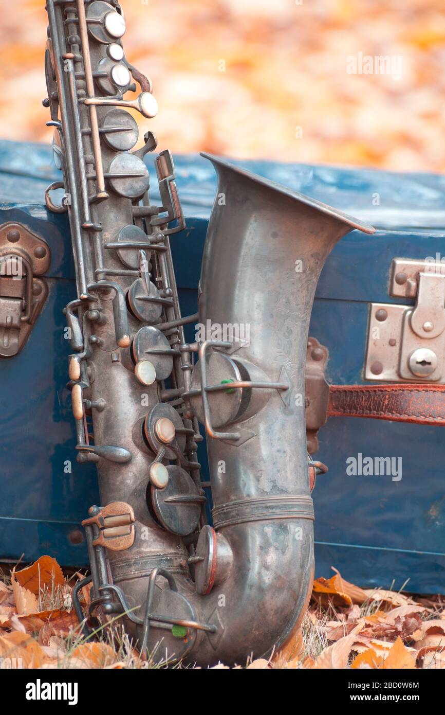 Vintage saxophone hi-res stock photography and images - Alamy