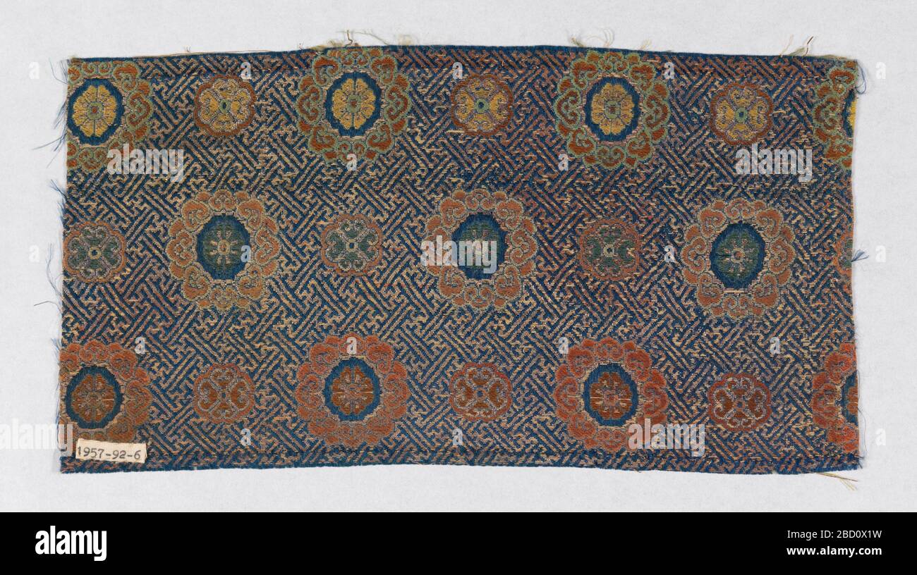 Metallic gold continuous geometric pattern hi-res stock photography and ...