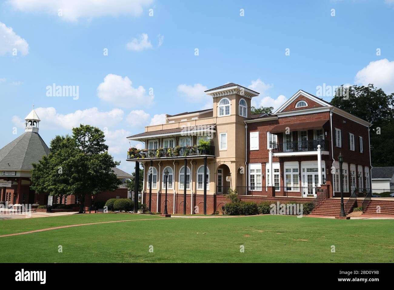 Small town square downtown brick buildings hi-res stock photography and ...