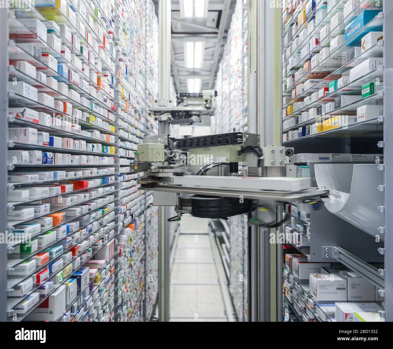 Robots logistics automation hi-res stock photography and images - Alamy