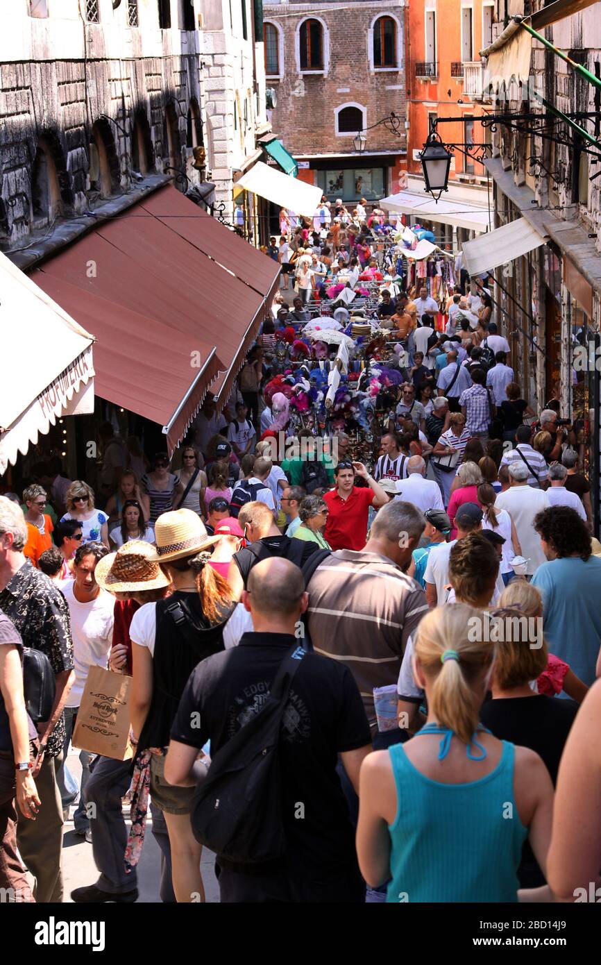 Packed crowd hi-res stock photography and images - Alamy