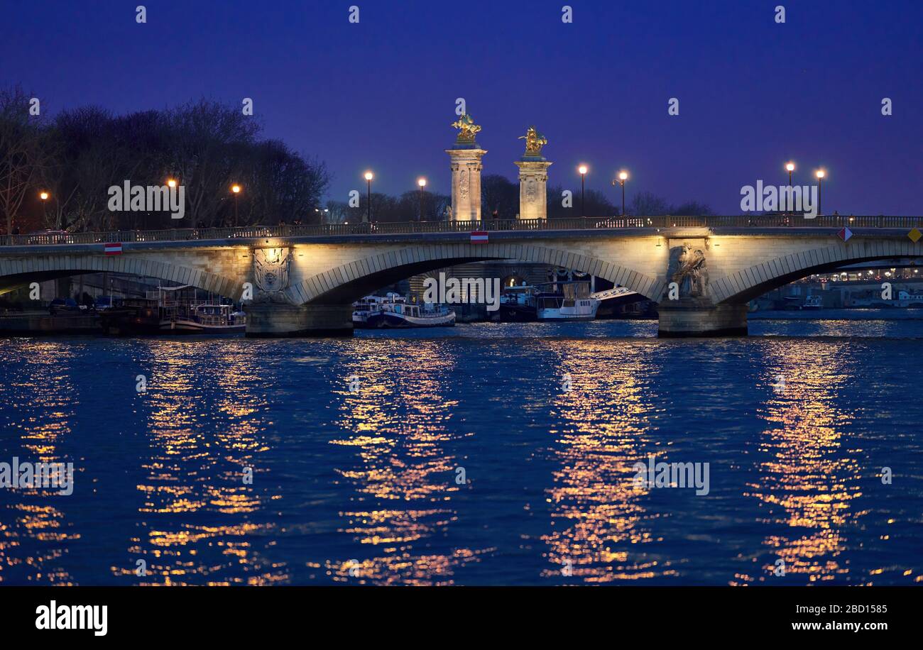 Port des invalides bridge hi-res stock photography and images - Alamy
