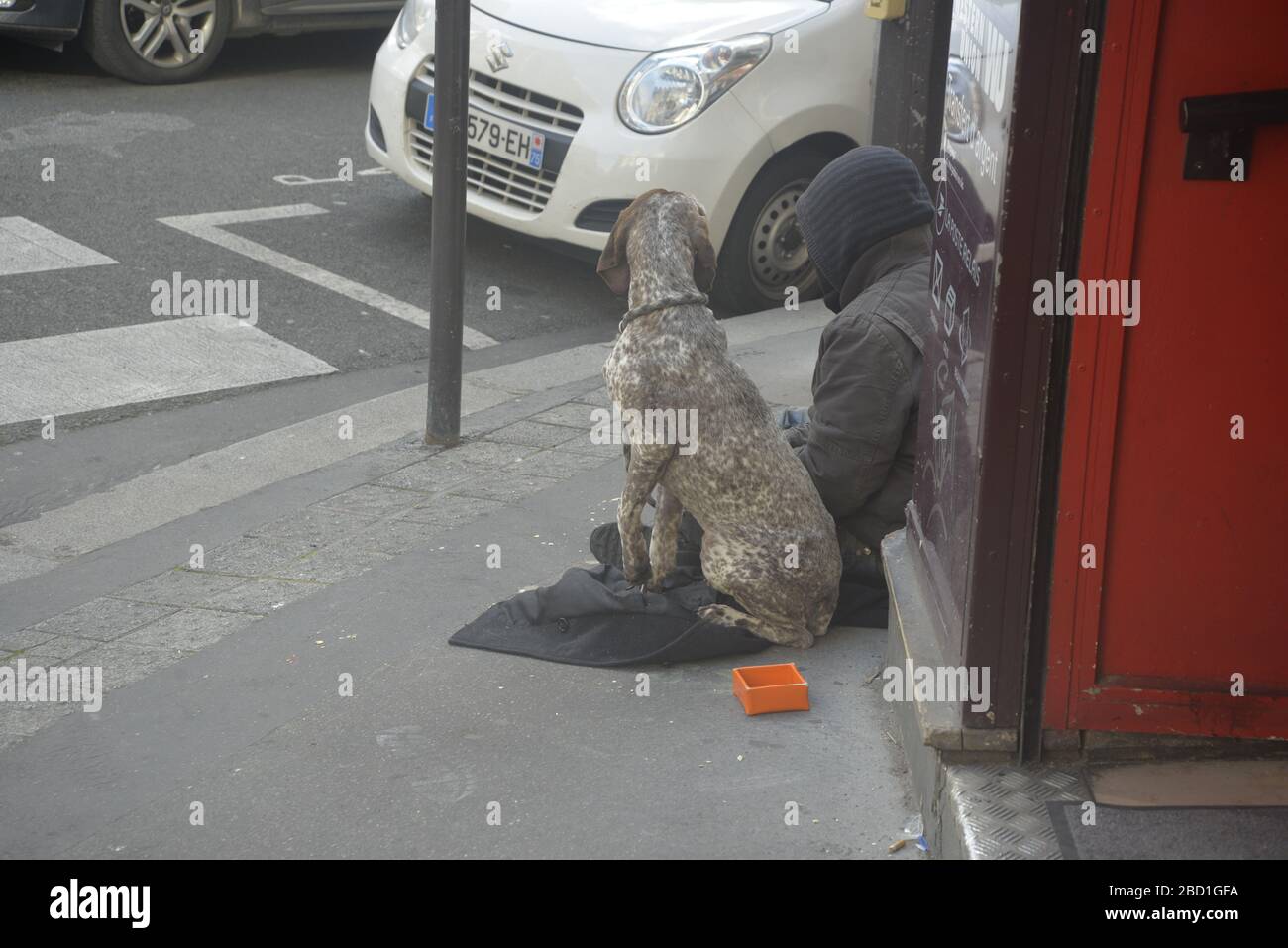 Homeless man sitting outside a shop with his dog, Paris, pasakdek Stock ...