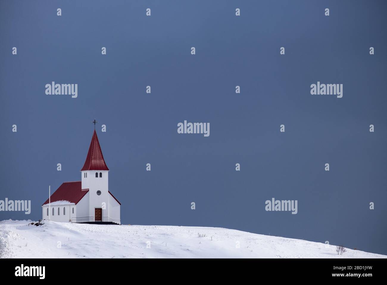 White church with red roof hi-res stock photography and images - Alamy