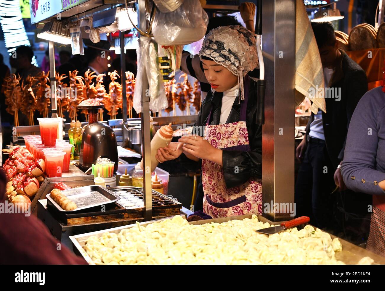 Working at night woman outside hi-res stock photography and images - Alamy