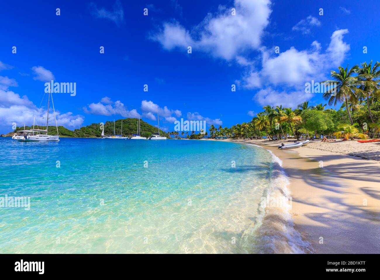 Saltwhistle Bay, white sand beach, turquoise sea, yachts, palm trees ...